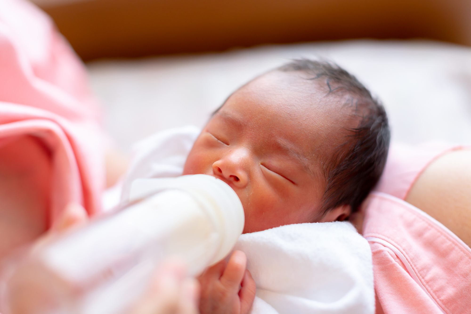 【小児科医師執筆】新生児のしゃっくり・黄疸・便秘・嘔吐｜赤ちゃんの心配事対処法 - Babyli
